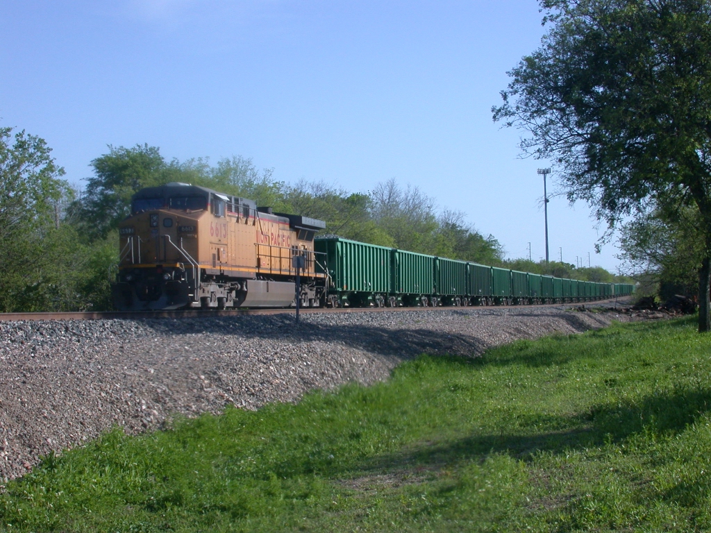 UP 6613 30Mar2010 NB on the side
